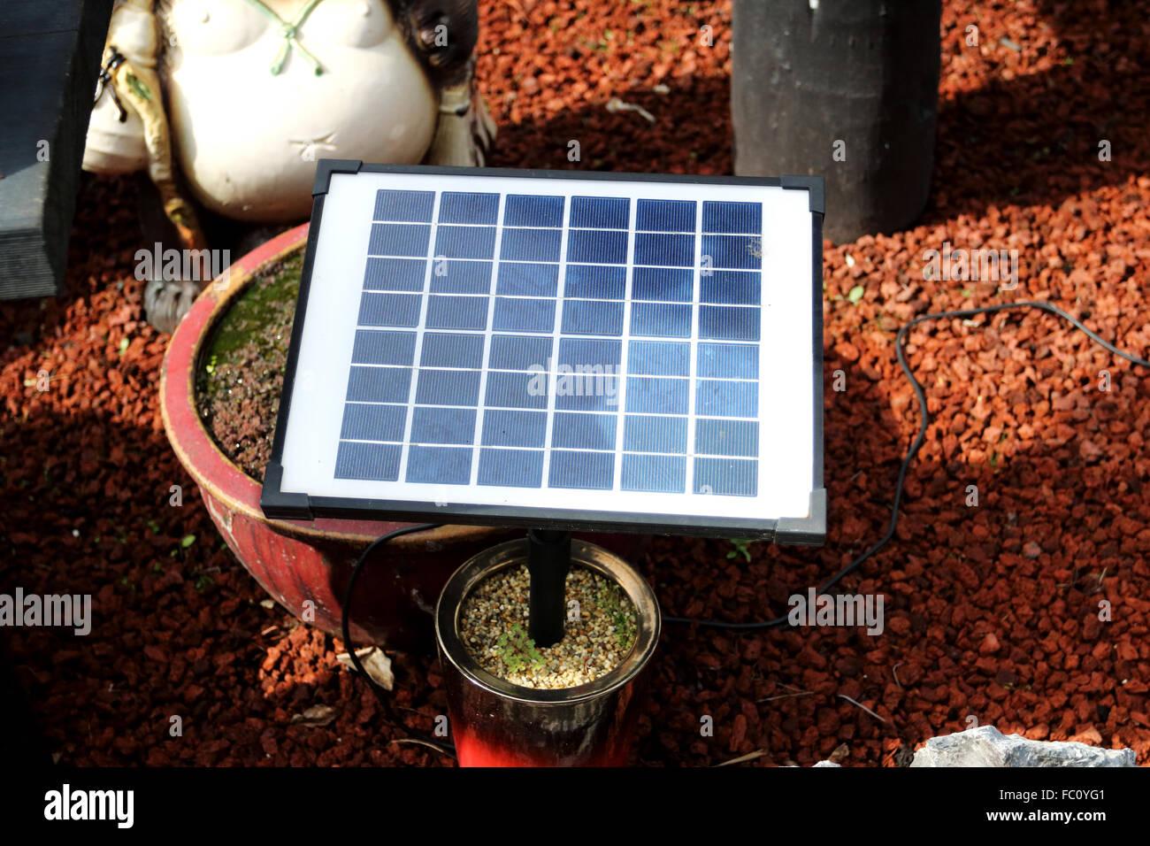 Solar gartenbeleuchtung -Fotos und -Bildmaterial in hoher Auflösung – Alamy