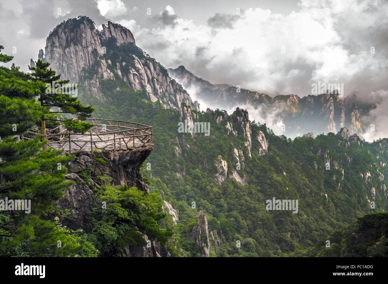 Die gelben berge besteigen -Fotos und -Bildmaterial in hoher Auflösung ...