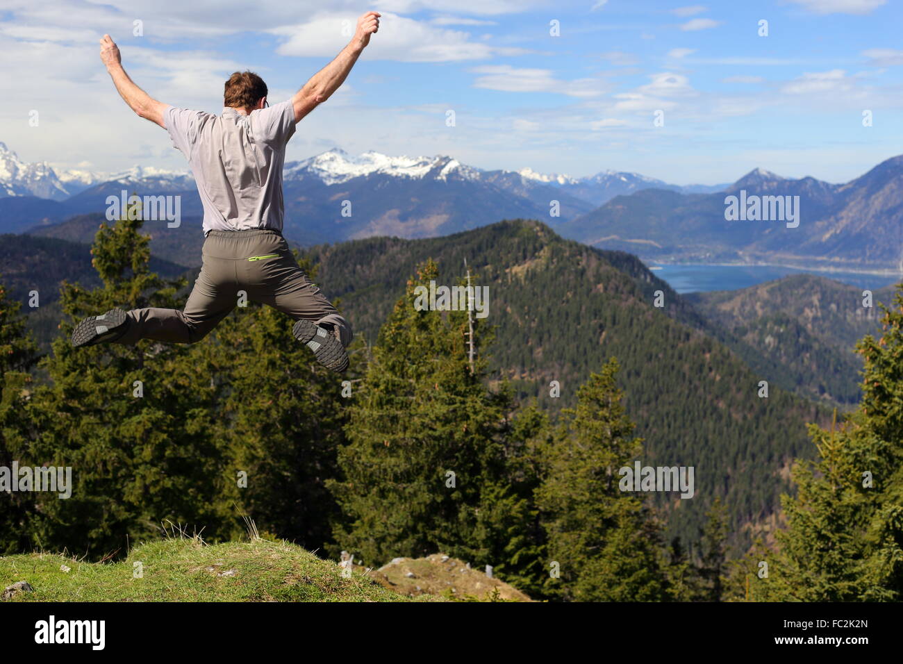 Springender mann -Fotos und -Bildmaterial in hoher Auflösung – Alamy