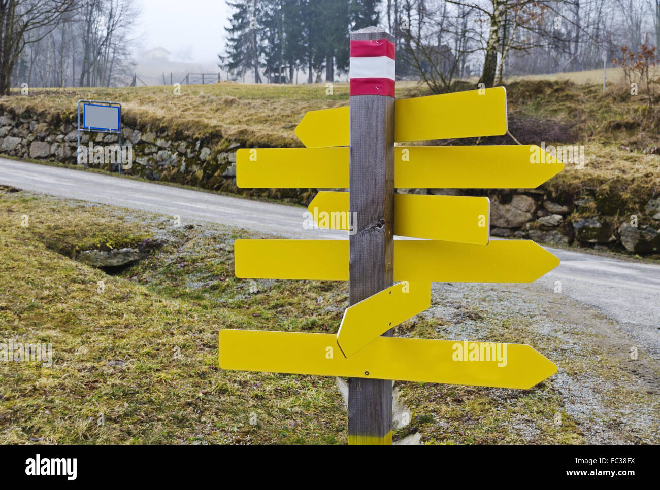 Gelbe wegweiser -Fotos und -Bildmaterial in hoher Auflösung – Alamy