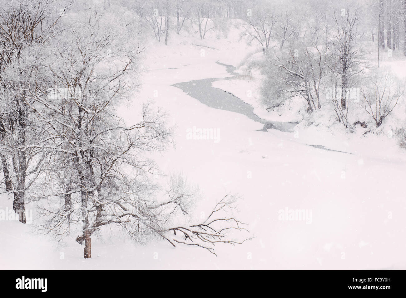 Verschneiter wald fluss -Fotos und -Bildmaterial in hoher Auflösung – Alamy