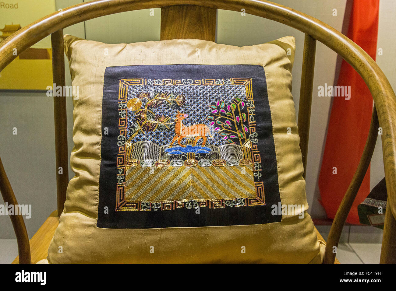 Ausgefallene bestickte Seidenkissen im Wensli Silk Museum in Hangzhou ...