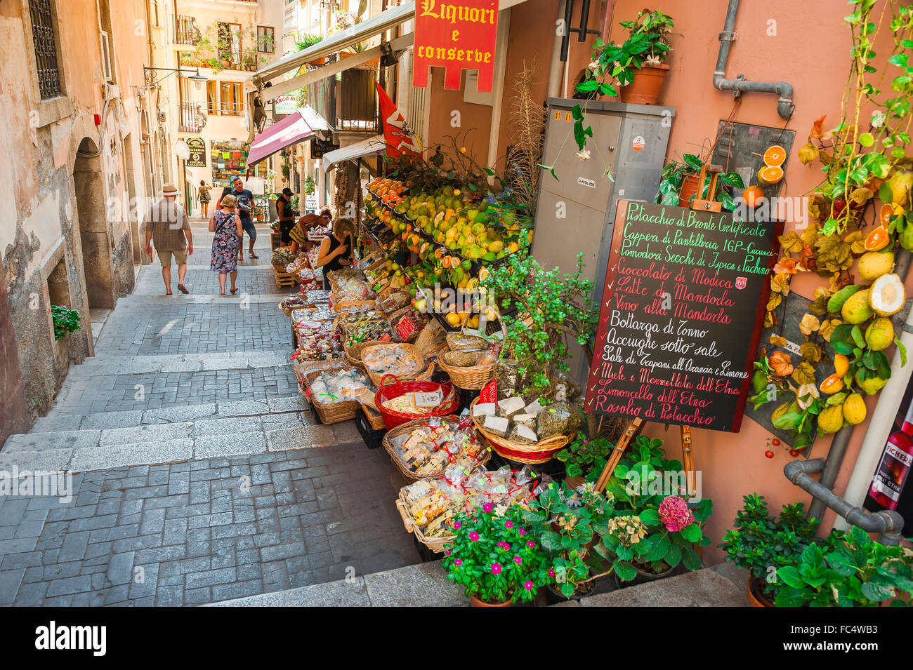 Shopping In Taormina Sicily Italy Stockfotos und -bilder Kaufen - Alamy