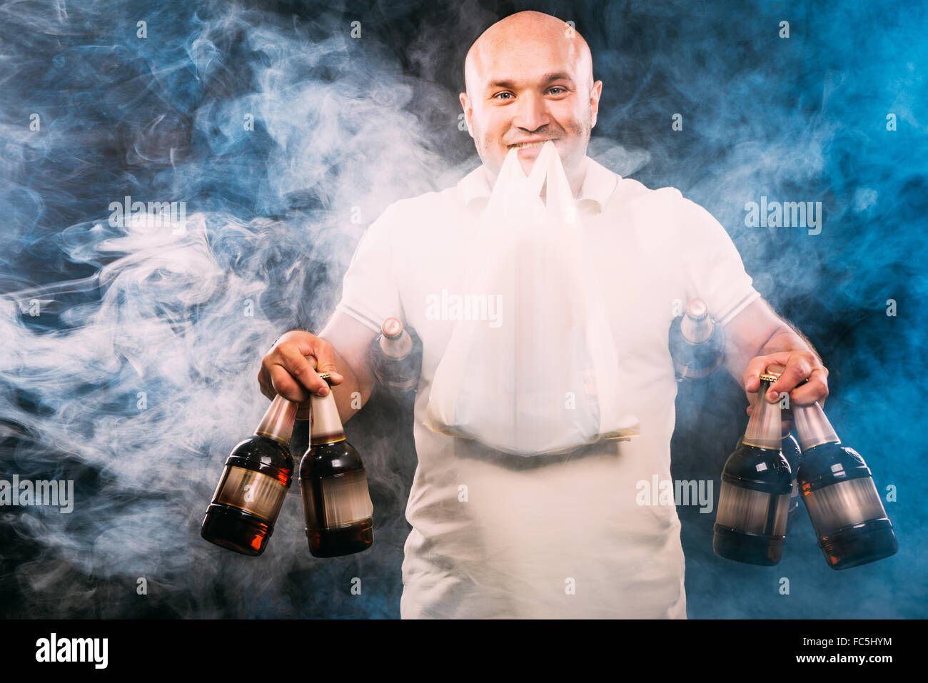 Dicker mann, der bier trinkt -Fotos und -Bildmaterial in hoher ...