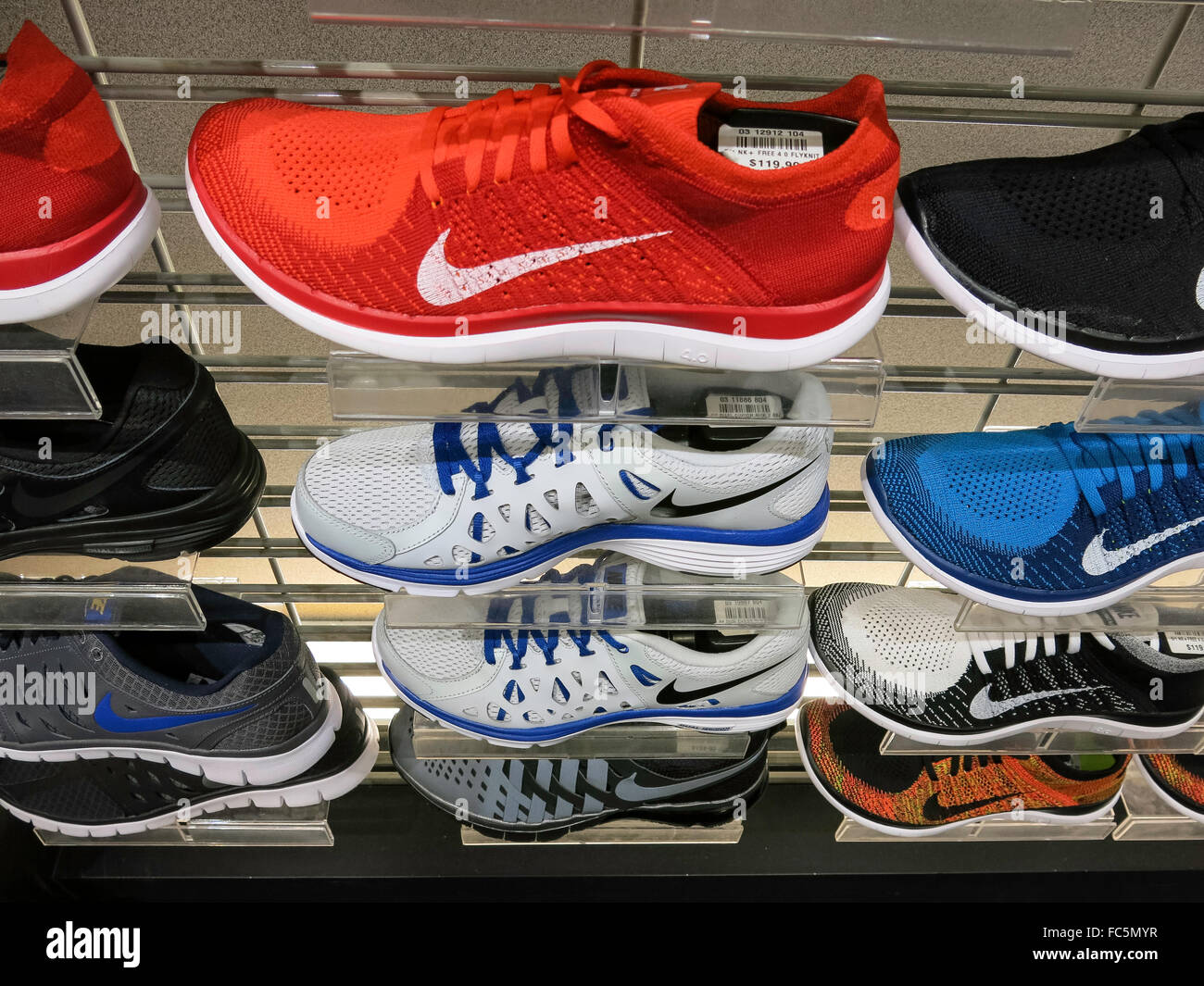 Nike Athletic Schuhe mit Swoosh Logo, Champs Sports in der Holiday ...