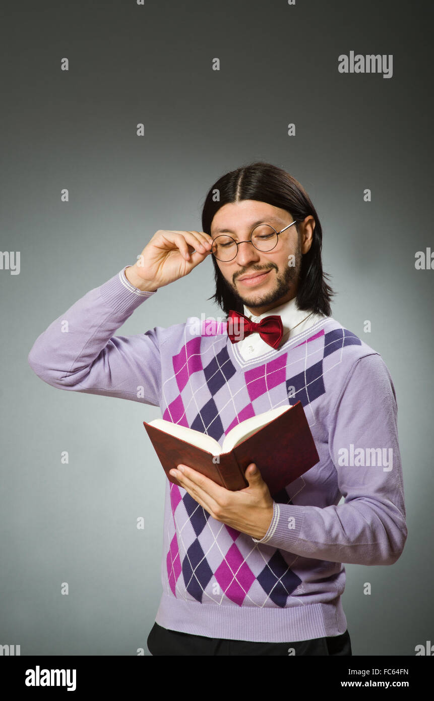 Junge Studentin mit Buch im Lernkonzept Stockfotografie - Alamy