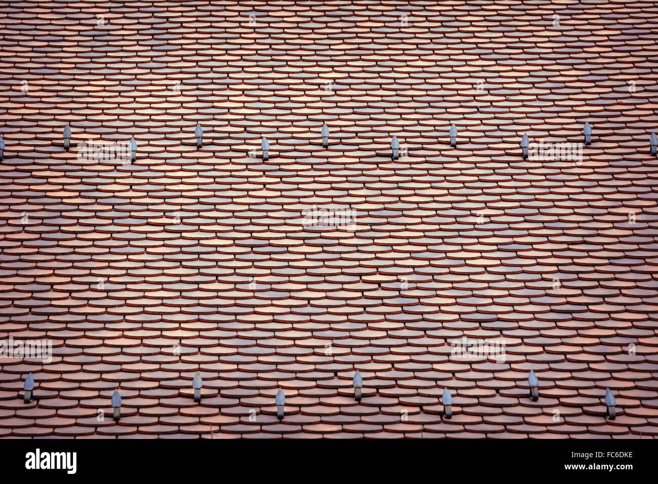 Orange terrakotta ziegeldach -Fotos und -Bildmaterial in hoher ...