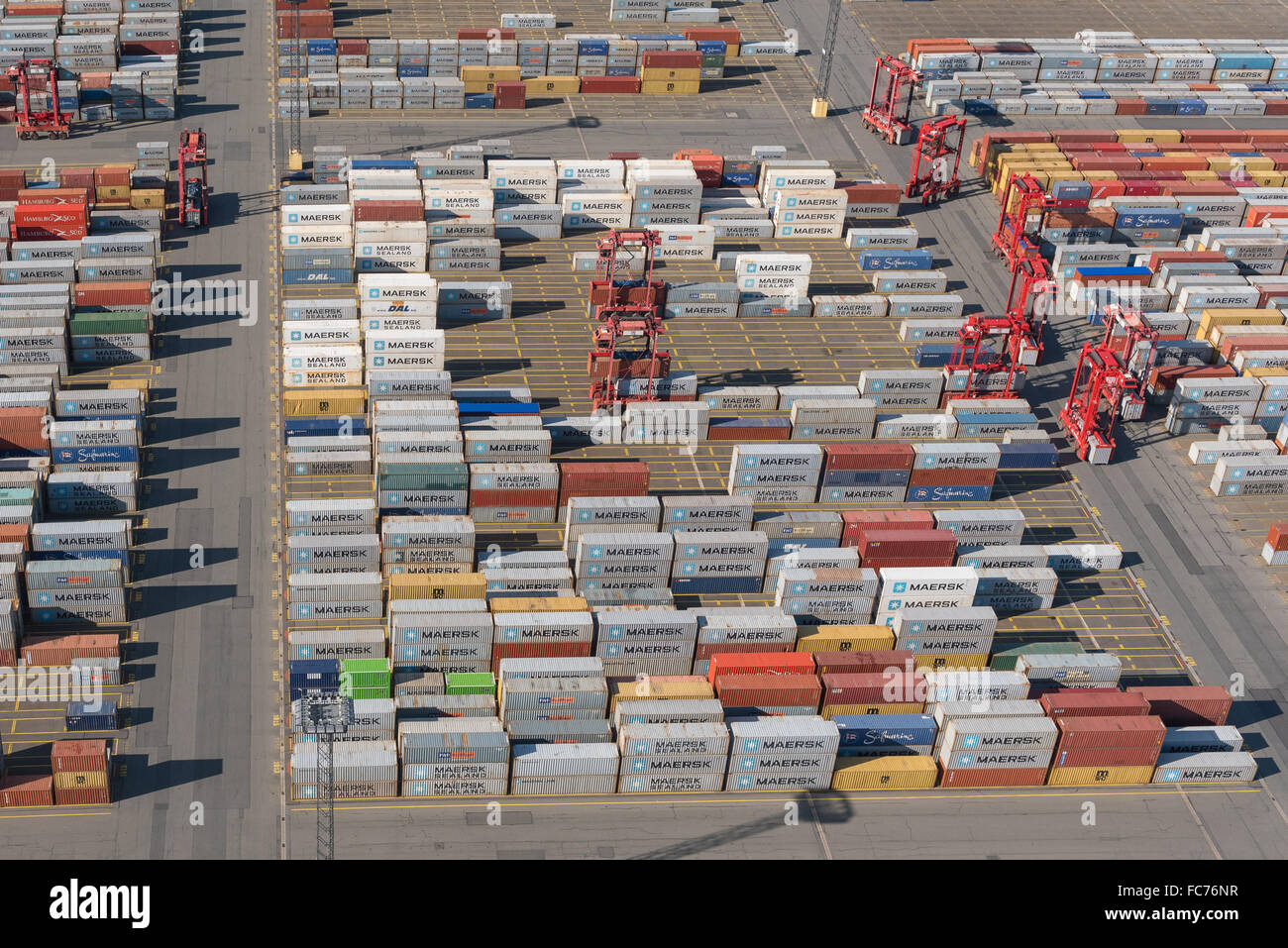 Container handling kran -Fotos und -Bildmaterial in hoher Auflösung – Alamy