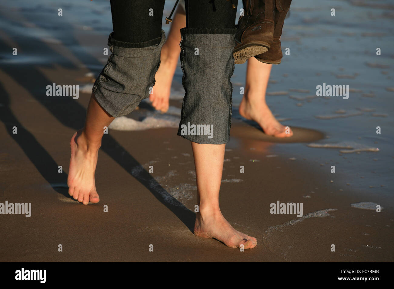 Die teenager, barfuss -Fotos und -Bildmaterial in hoher Auflösung – Alamy