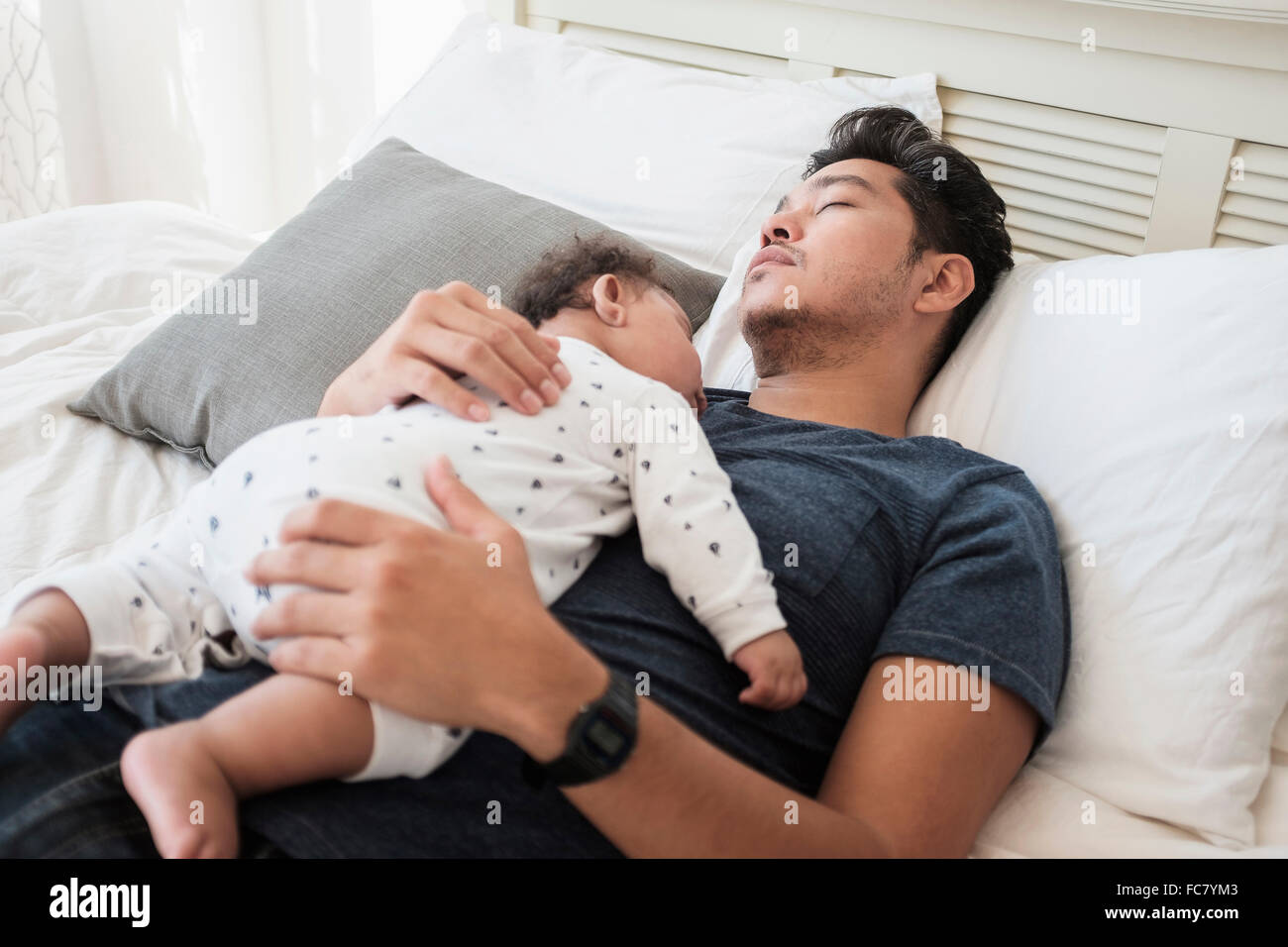 Schlafender sohn vater -Fotos und -Bildmaterial in hoher Auflösung – Alamy