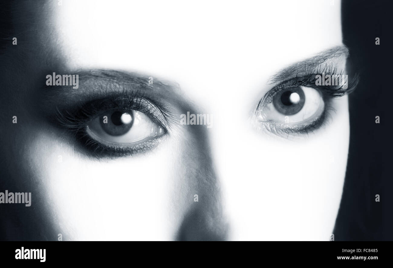 Offene augen -Fotos und -Bildmaterial in hoher Auflösung – Alamy