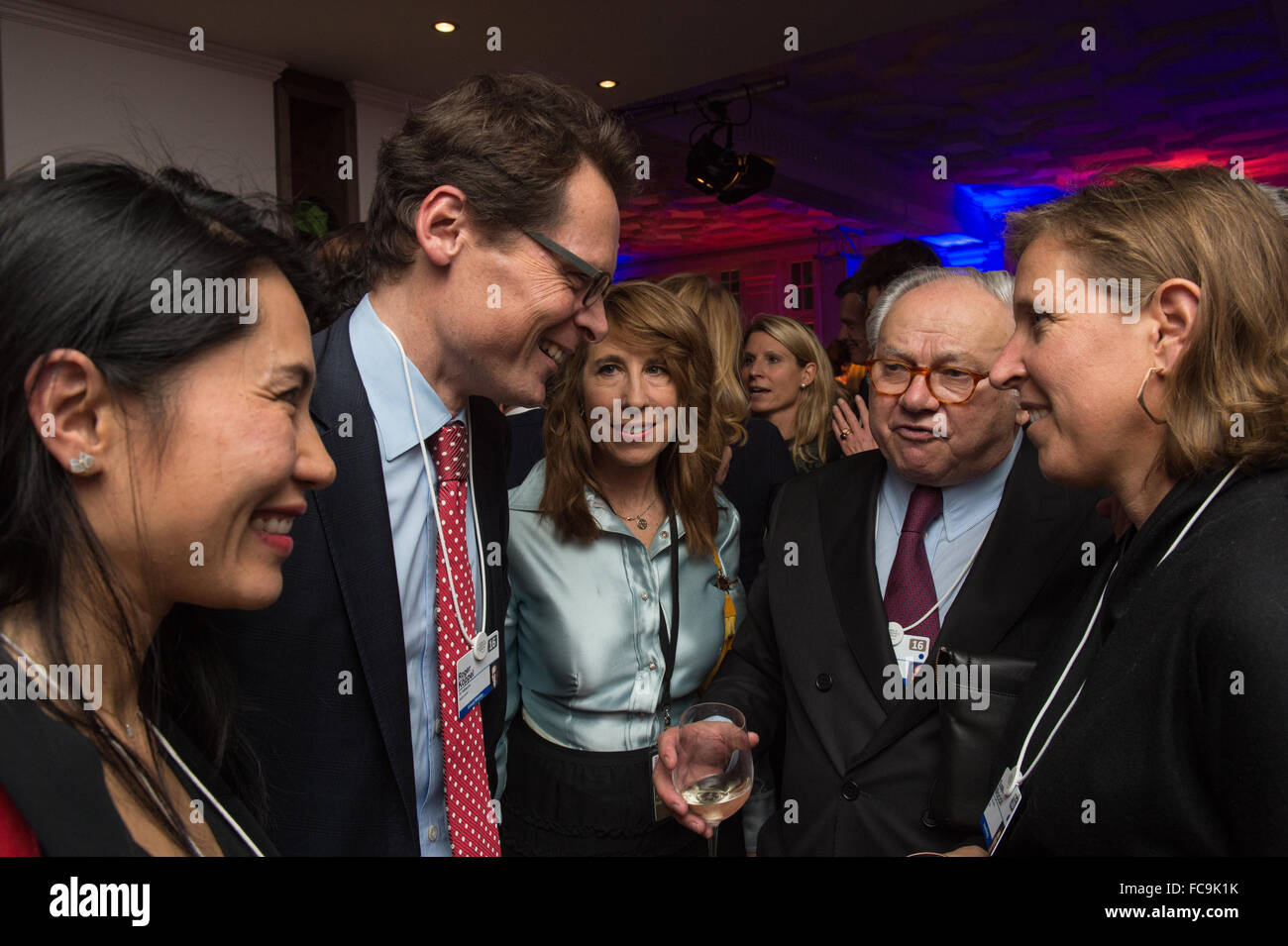 Davos, Schweiz. 20. Januar 2016. (l-R) Frau Bich-Tien Ton Koeppel Mit ...
