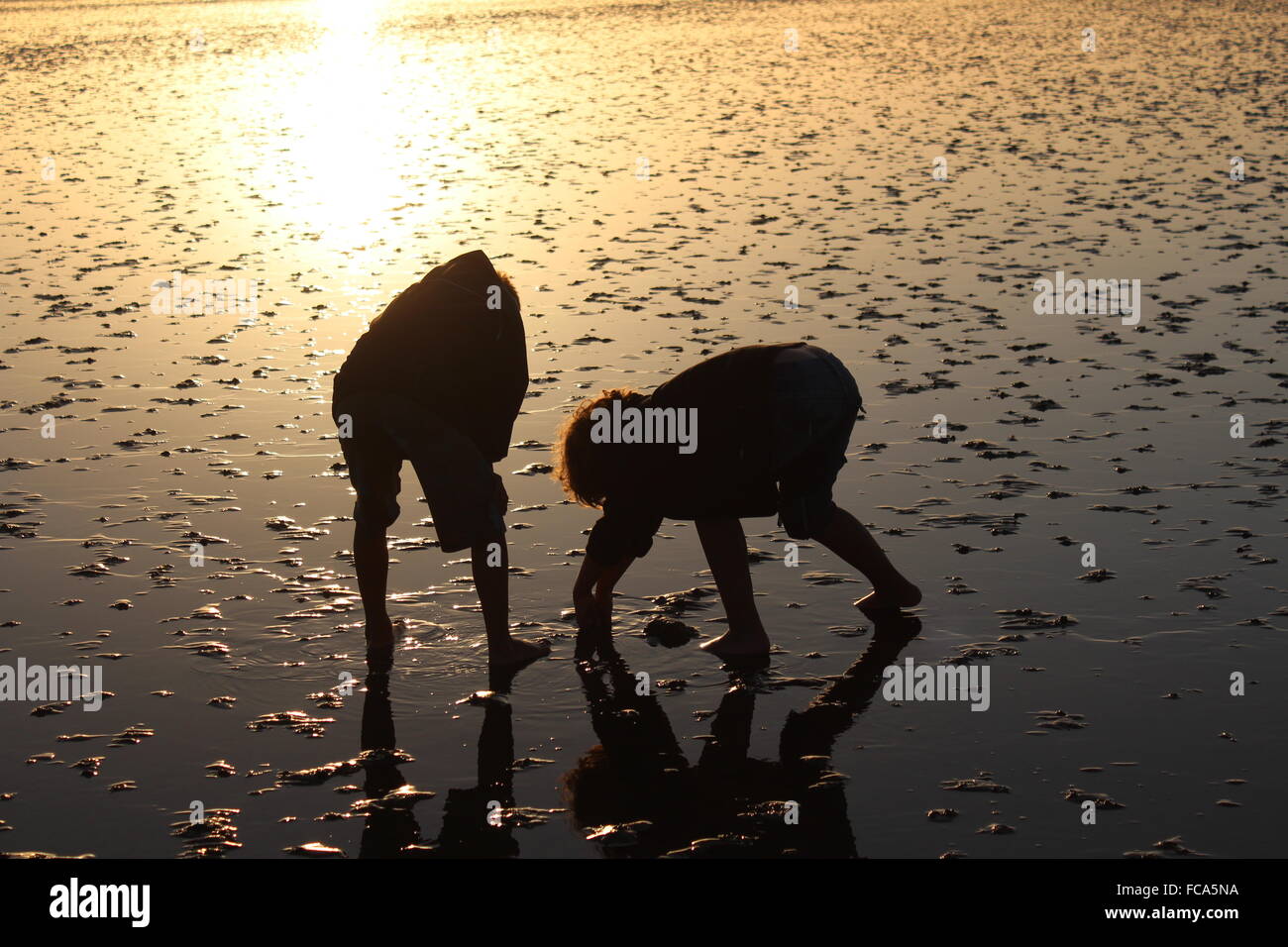 Kinder im schlamm -Fotos und -Bildmaterial in hoher Auflösung – Alamy