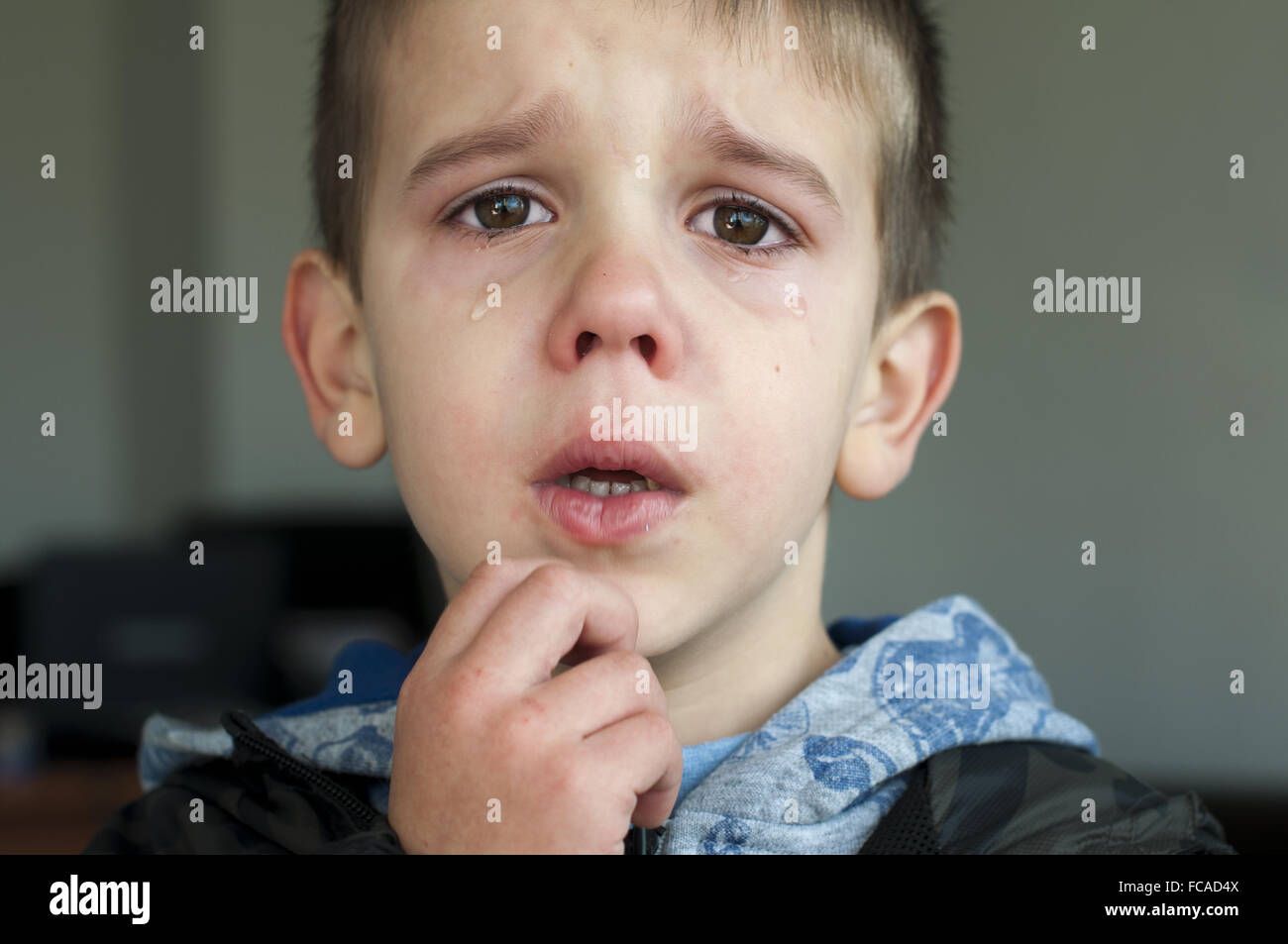 Kind mit weinen -Fotos und -Bildmaterial in hoher Auflösung – Alamy