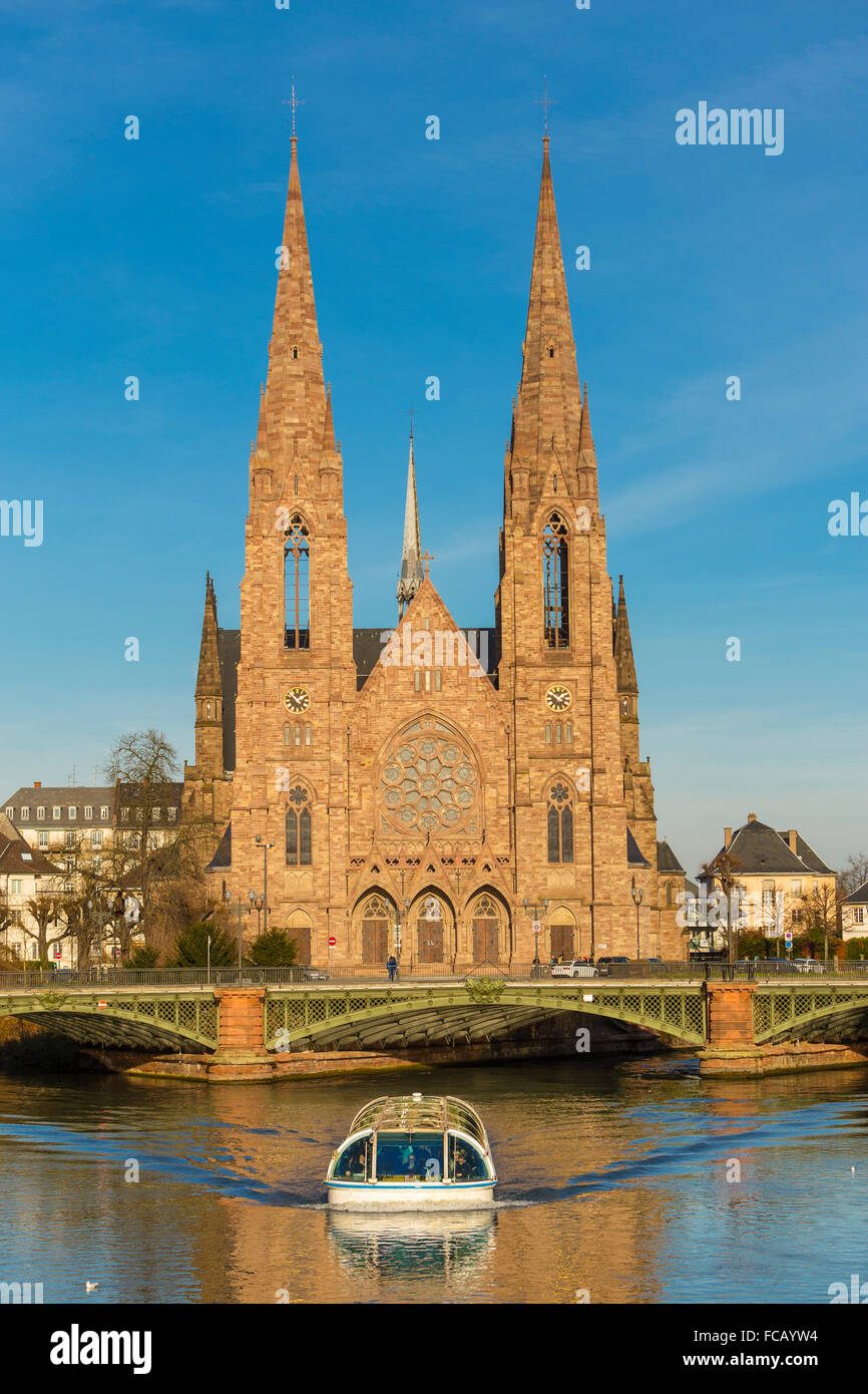 Sightseeing Tourenboot auf dem Fluss Ill und evangelische Kirche St ...