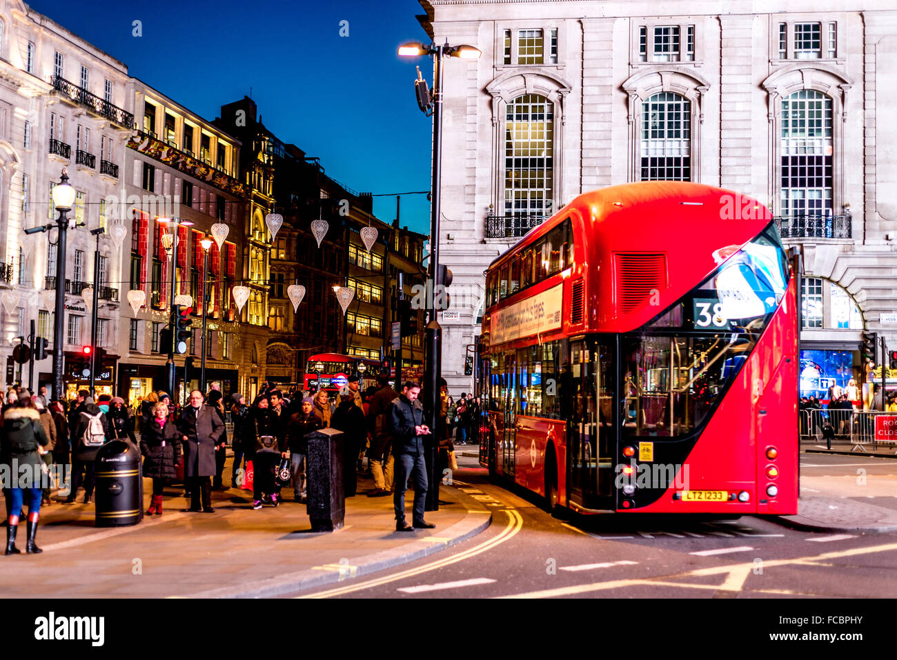 Bus roter bus -Fotos und -Bildmaterial in hoher Auflösung – Alamy