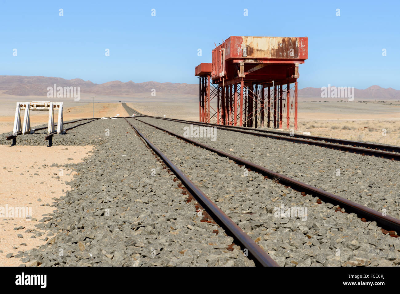 Verlassenen Bahnhof Wasserturm und Schienen, Garub, Namibia ...