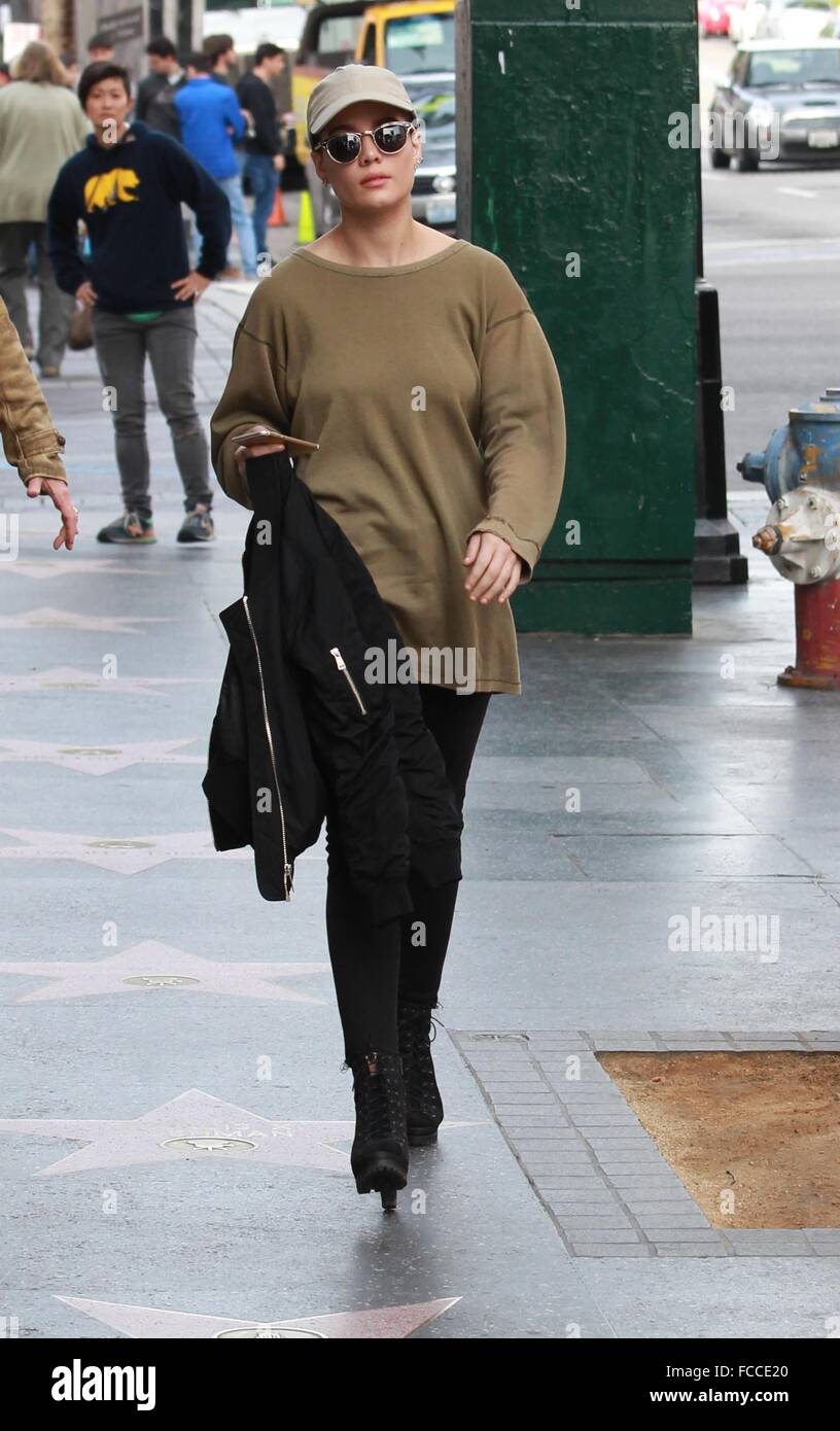 Phoebe dahl and ruby rose -Fotos und -Bildmaterial in hoher Auflösung ...