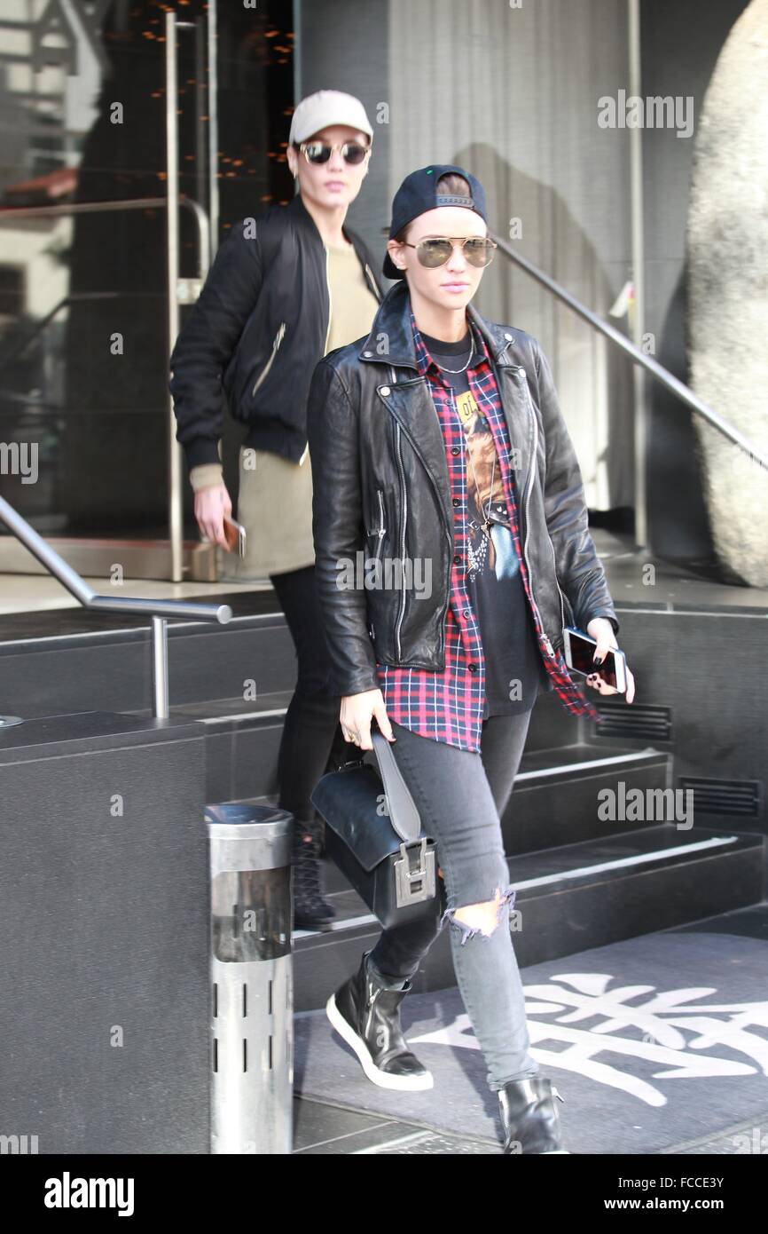 Phoebe dahl and ruby rose -Fotos und -Bildmaterial in hoher Auflösung ...