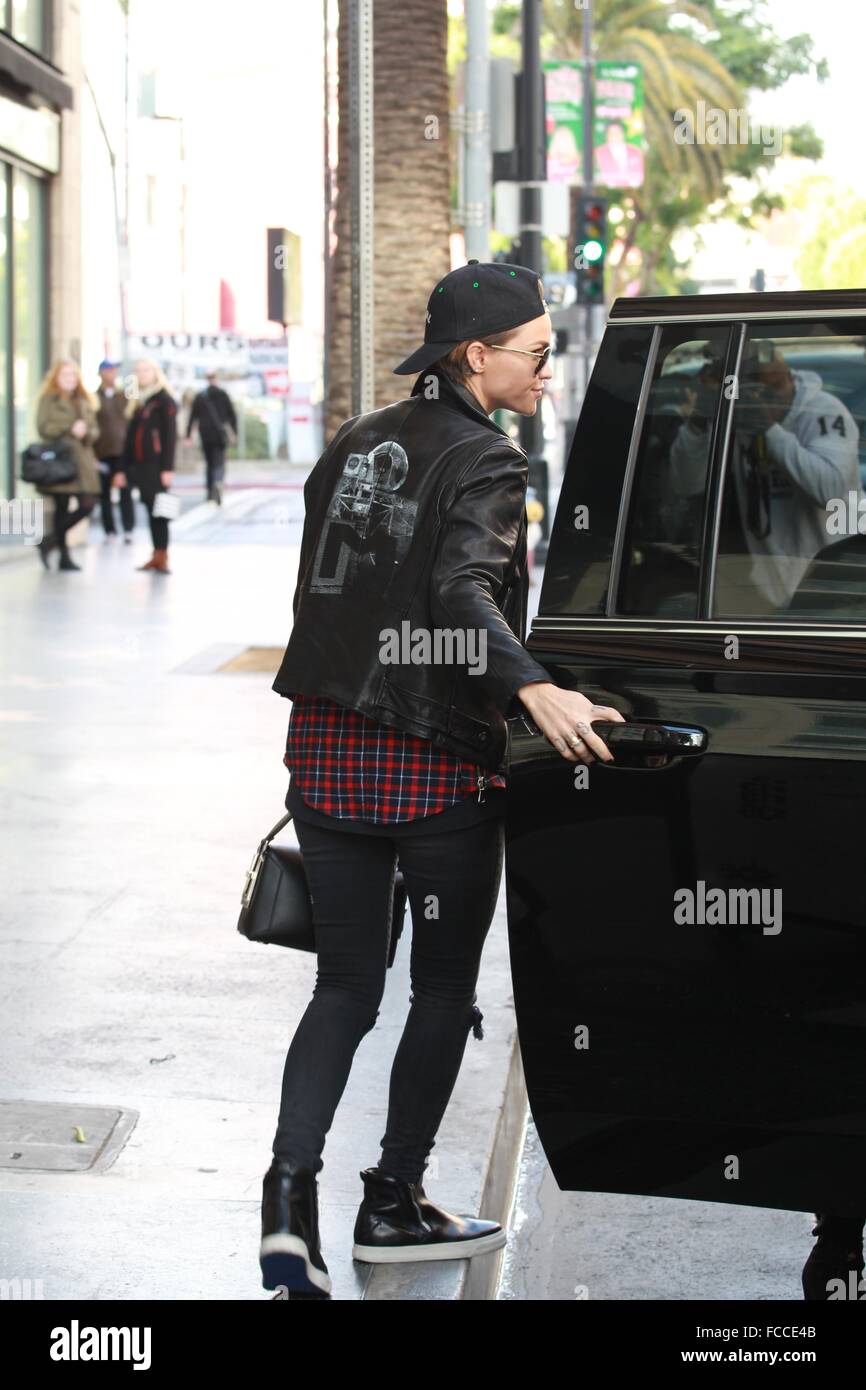 Phoebe dahl and ruby rose -Fotos und -Bildmaterial in hoher Auflösung ...