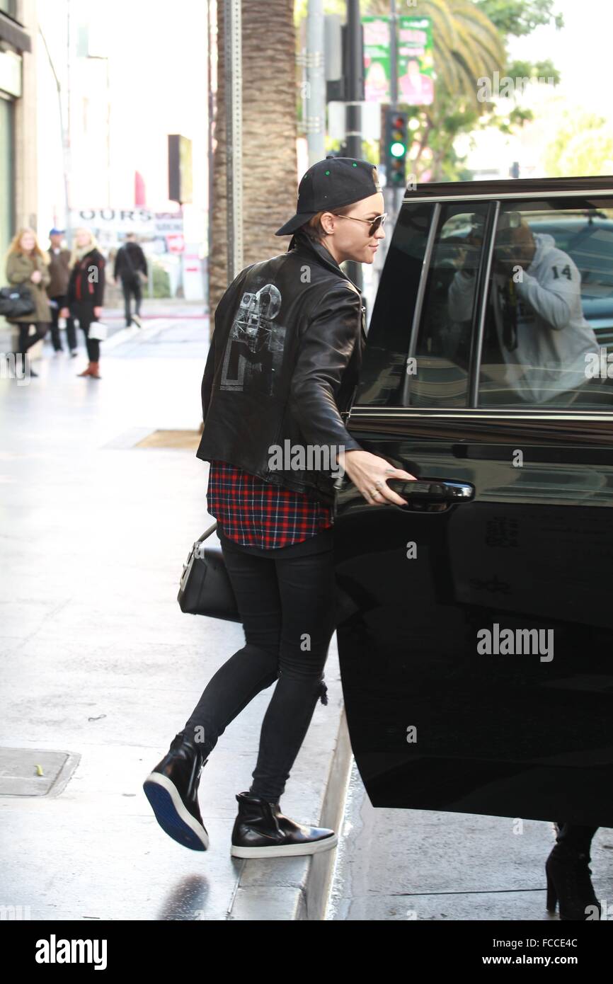 Phoebe dahl and ruby rose -Fotos und -Bildmaterial in hoher Auflösung ...