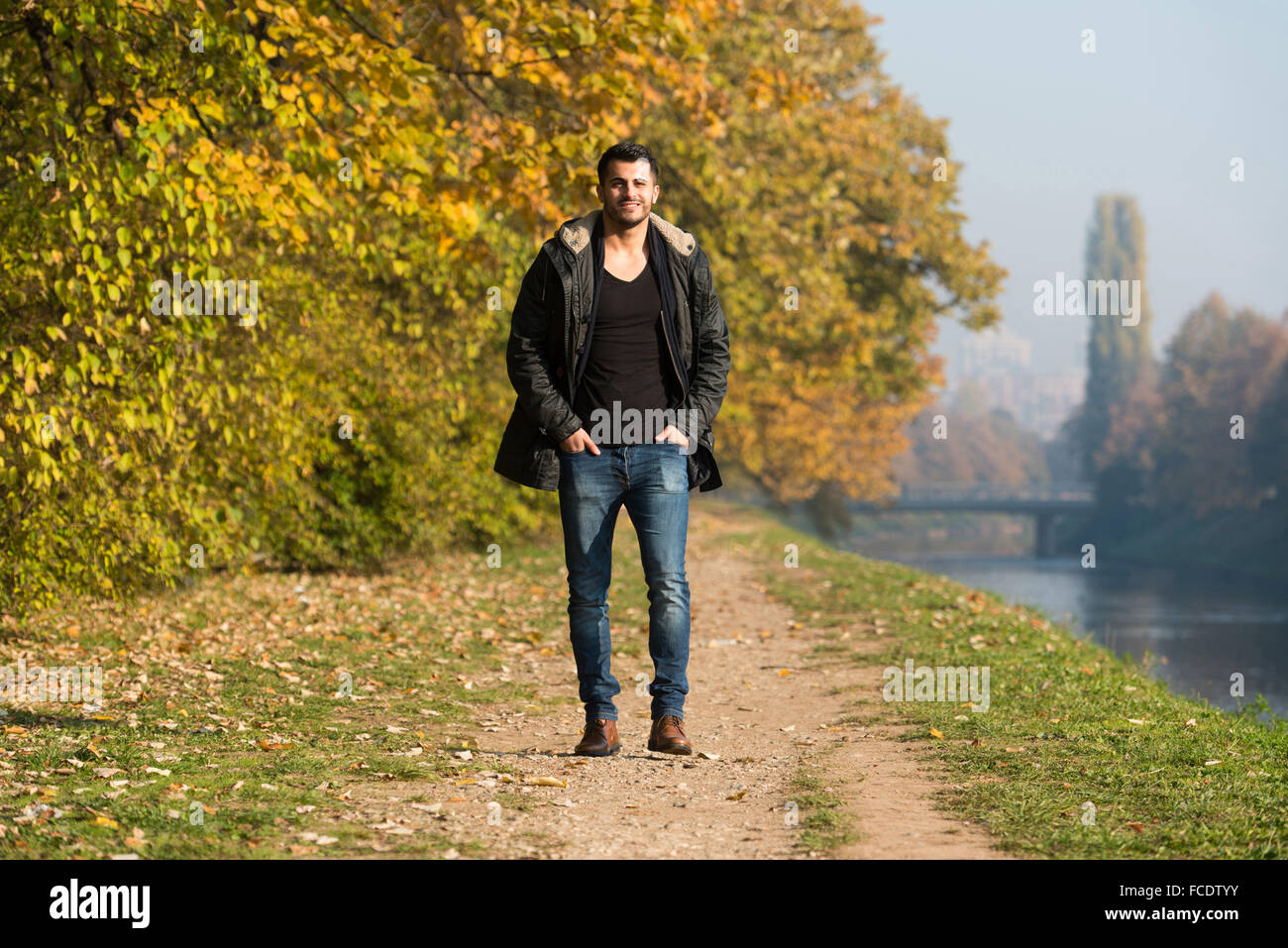 Mann, der durch herbstwald geht -Fotos und -Bildmaterial in hoher ...