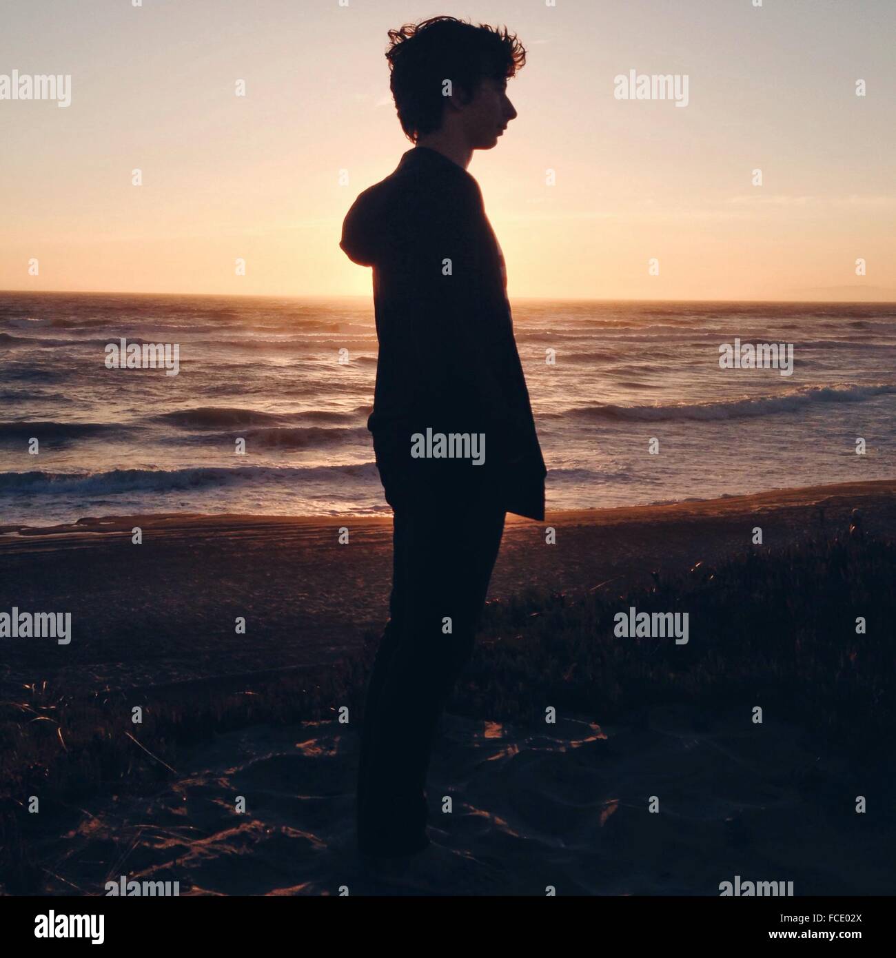 Mann Am Strand Stehen Stockfotos und -bilder Kaufen - Alamy