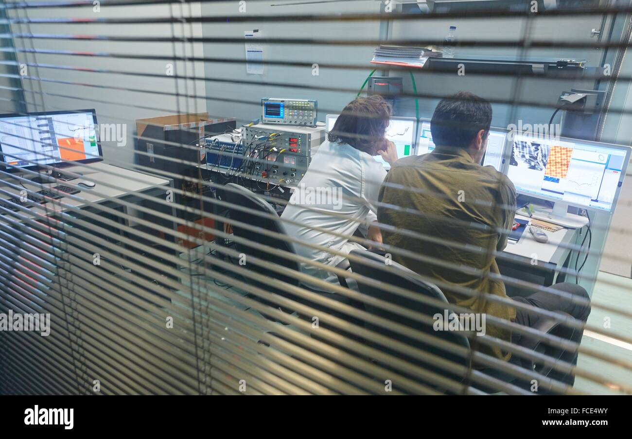 Ultra-Low-Temperatur (4,8 K) Ultra-High-Vacuum Scanning Tunneling und Atomic Force Microscope ...