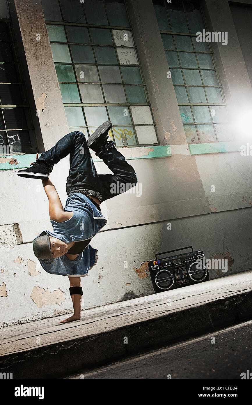 Einhand handstand hip hop -Fotos und -Bildmaterial in hoher Auflösung ...