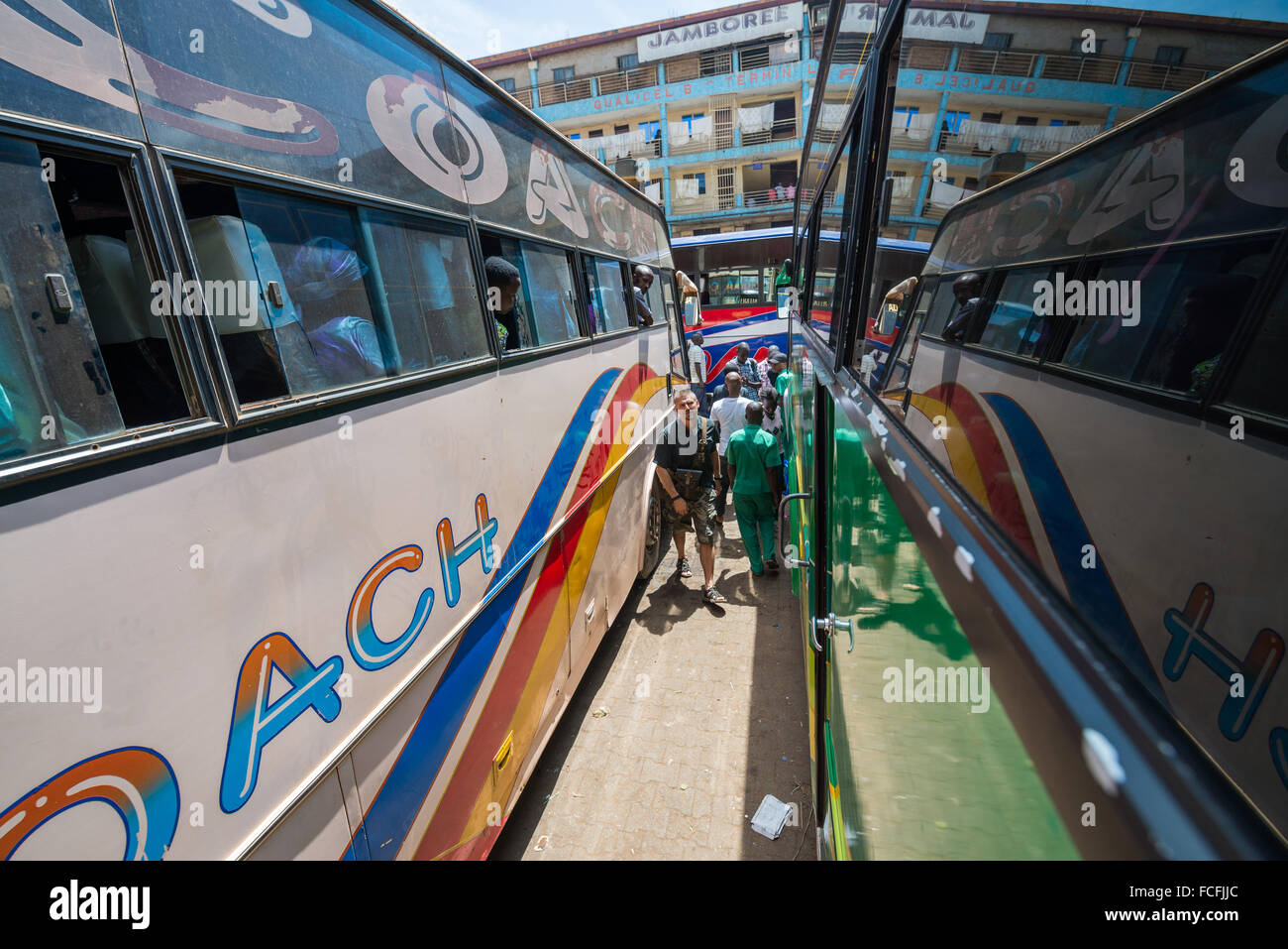Straßenszene in der Qualicell Bus Terminal, Kampala, Uganda, Afrika ...