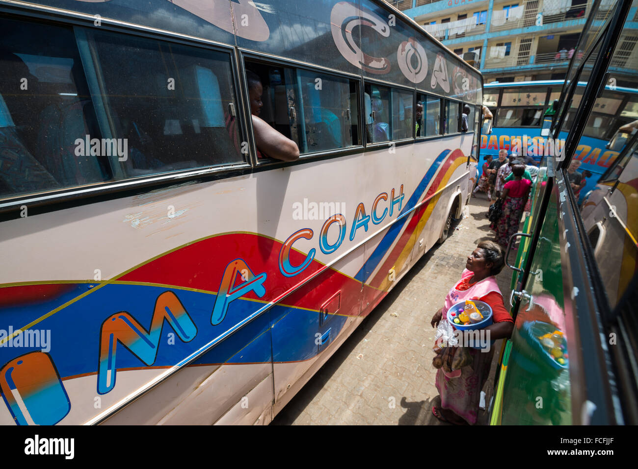 Straßenszene in der Qualicell Bus Terminal, Kampala, Uganda, Afrika ...