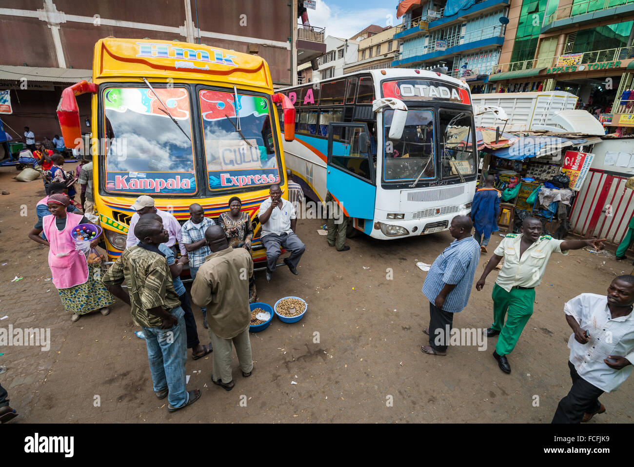 Straßenszene in der Qualicell Bus Terminal, Kampala, Uganda, Afrika ...