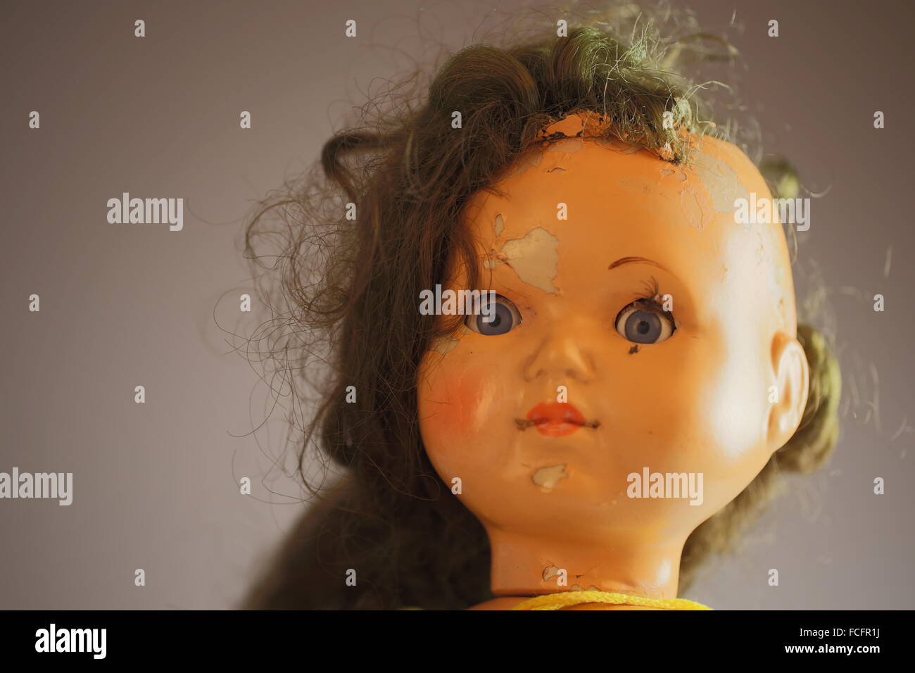 Leiter der schöne gruselige Puppe wie aus Horrorfilm - böse Gesicht ...