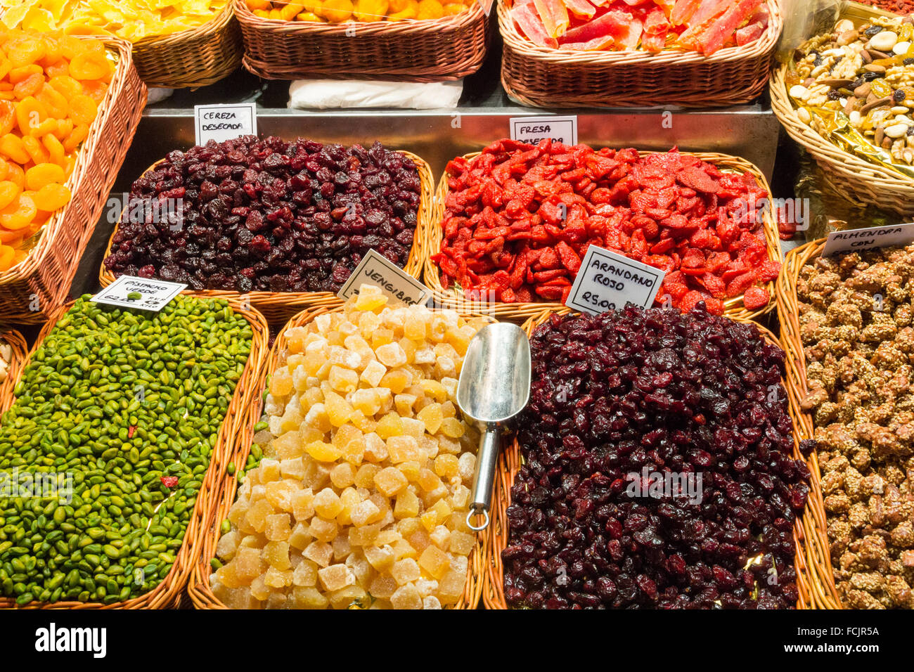 Dried fruit bazaar market -Fotos und -Bildmaterial in hoher Auflösung ...