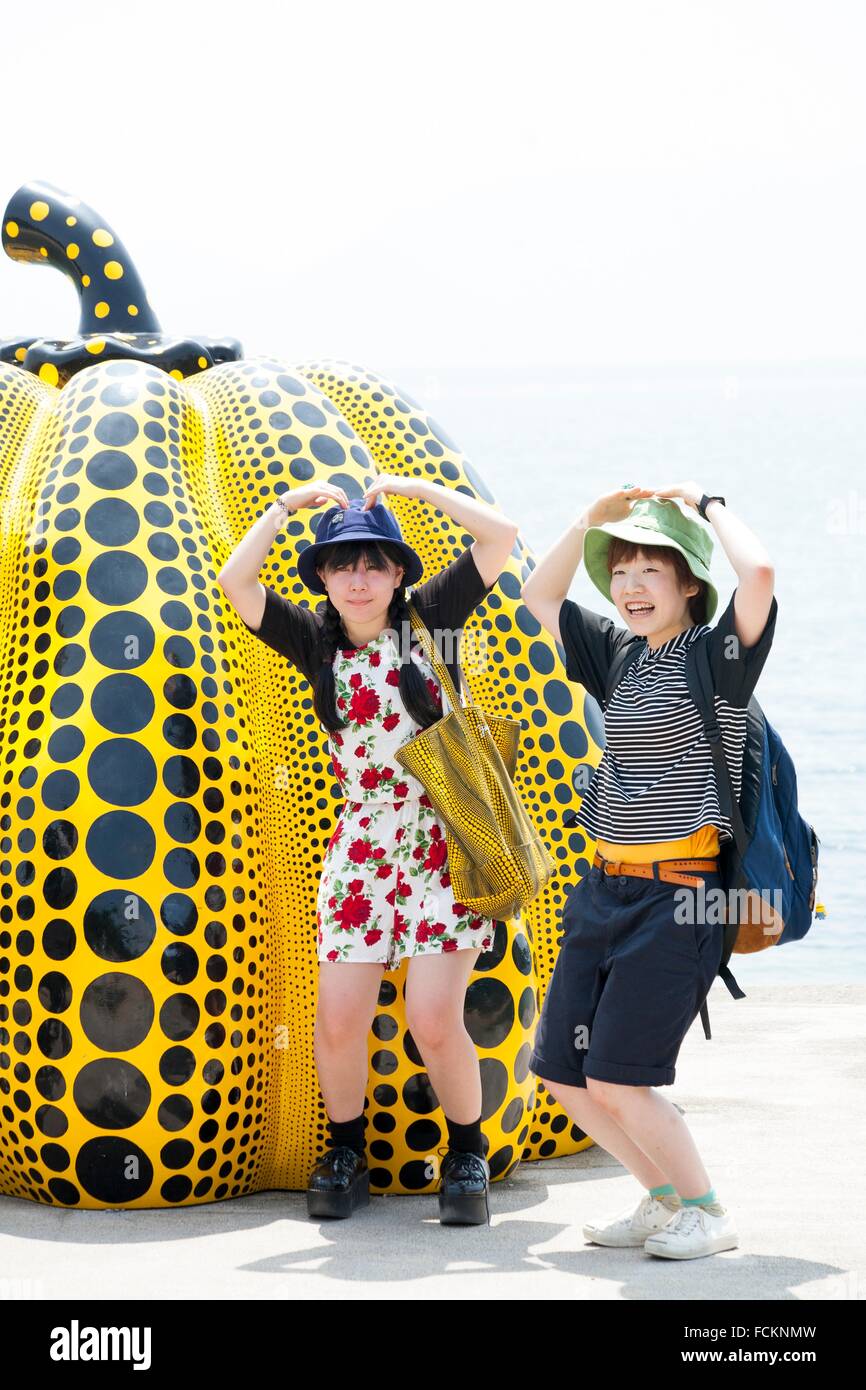 Japanese artist yayoi kusama -Fotos und -Bildmaterial in hoher ...