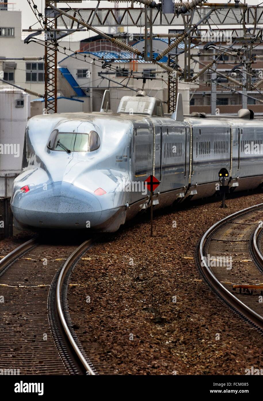 Shinkansen - japanische Schnellzug, Bahnhof Shin-Osaka, Japan ...