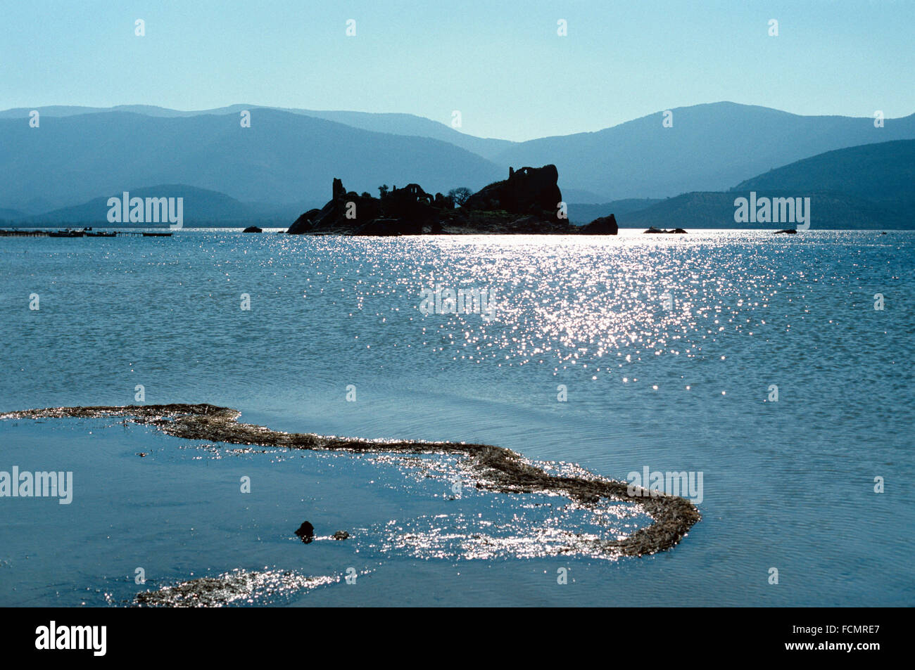 Byzantinische Klosterruine auf einer Insel im See Bafa, Teil des See ...