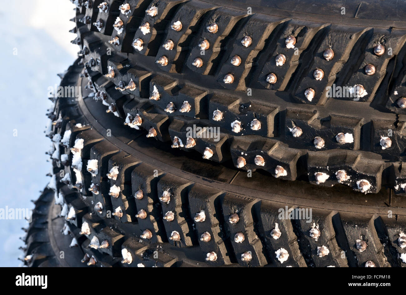 Ice spiked tyre -Fotos und -Bildmaterial in hoher Auflösung – Alamy