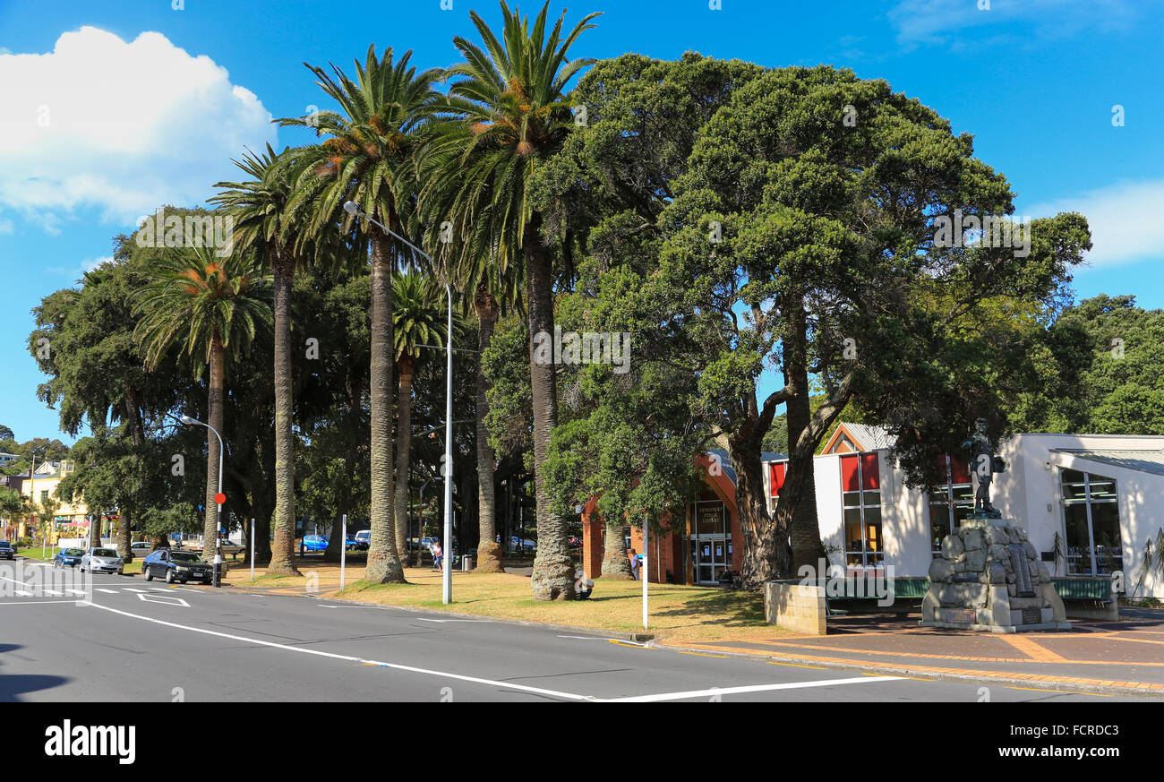 Palmen säumen Victoria Road neben der Weltkrieg-Denkmal in Devonport ...