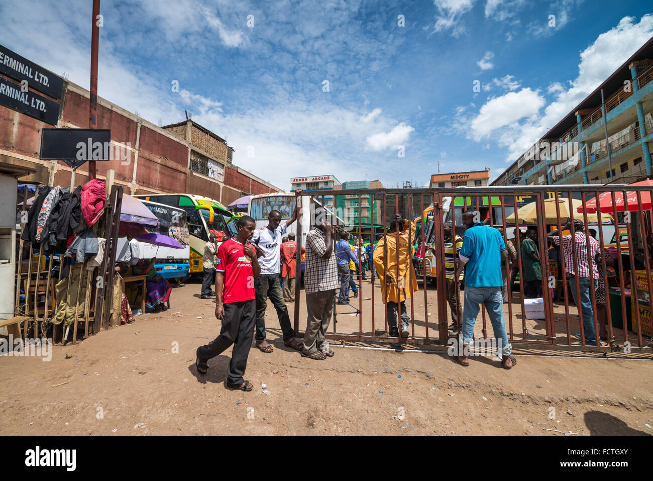 Straßenszene in der Qualicell Bus Terminal, Kampala, Uganda, Afrika ...