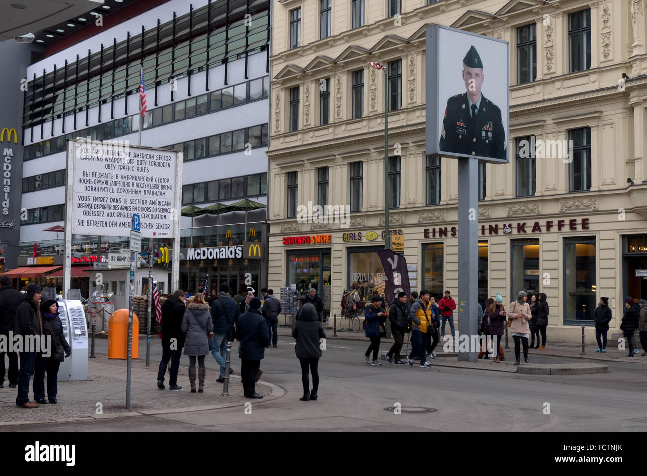 Checkpoint charlie restaurant -Fotos und -Bildmaterial in hoher ...