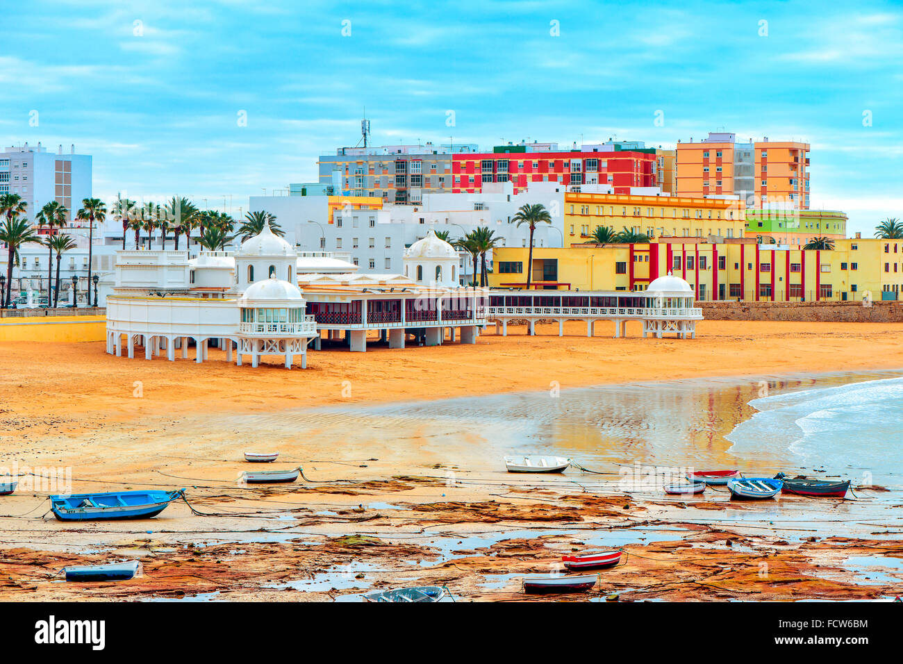Panoramablick auf La Caleta Strand in Cadiz, Spanien im Mittelmeer Stockfotografie - Alamy