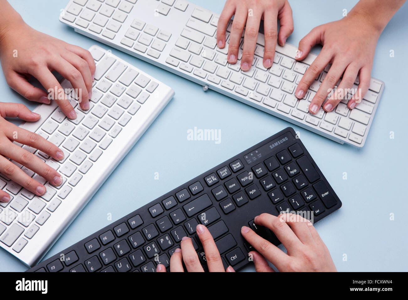 Zugang legen und hände -Fotos und -Bildmaterial in hoher Auflösung – Alamy