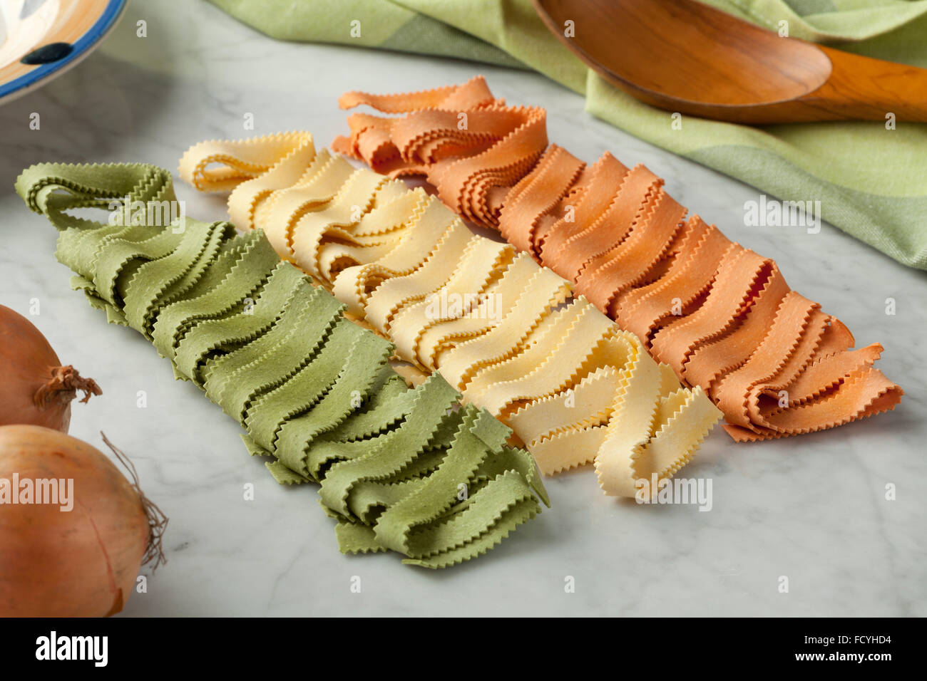 Traditionelle festliche italienische Pasta tricolore Stockfotografie ...