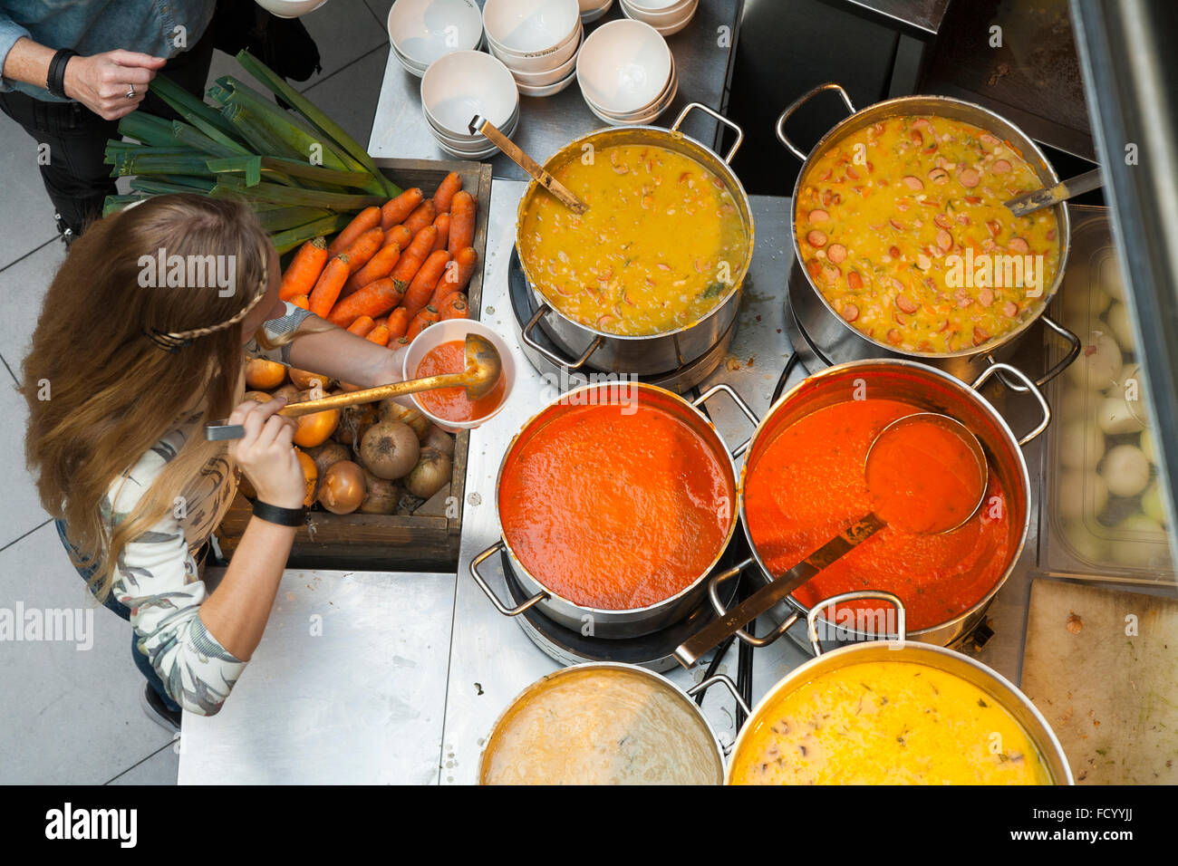 Kunden bedienen sich mit heißer Suppe im La Place Self-Service-Food ...
