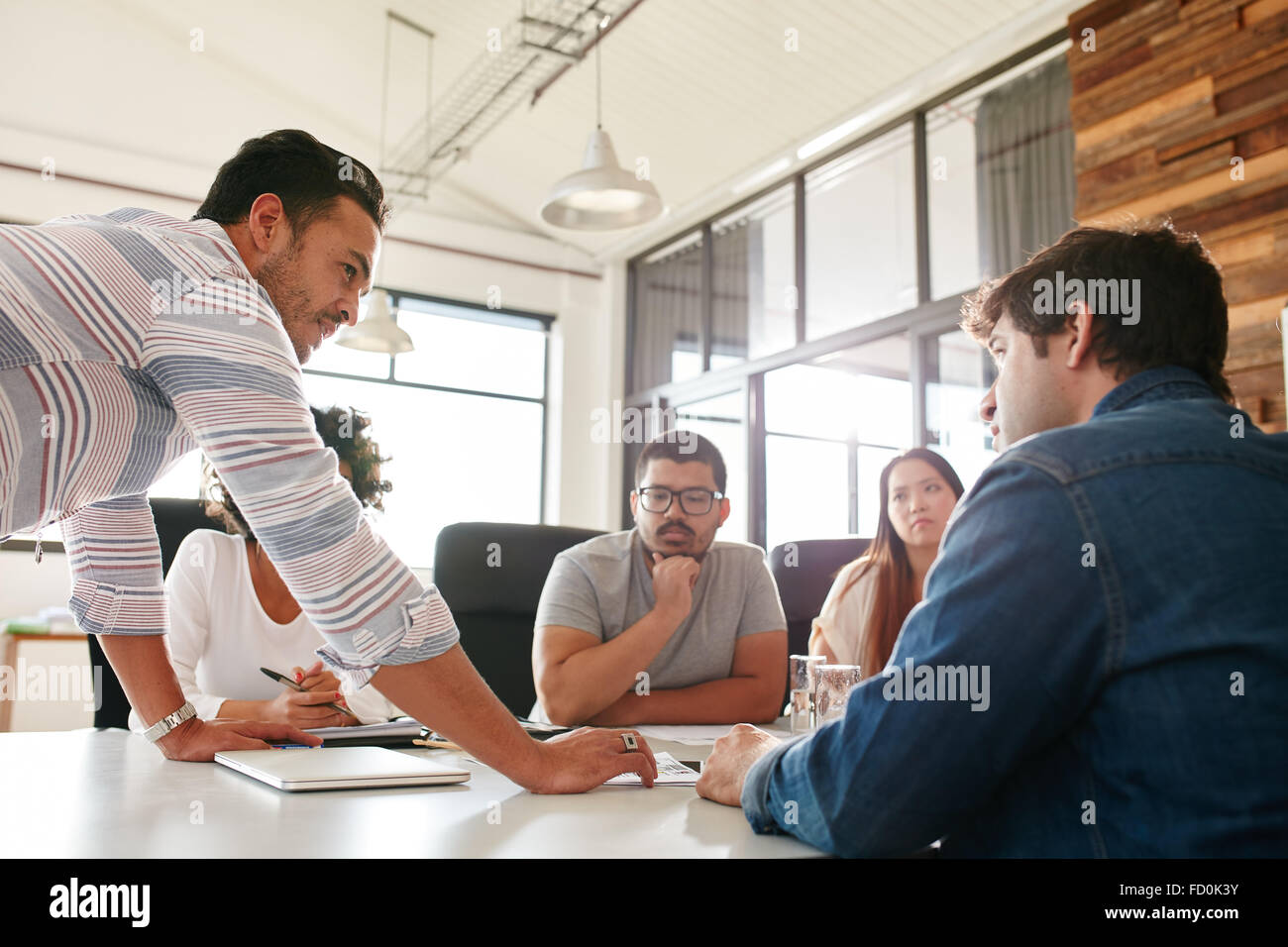 Porträt der Business-Plan, Kollegen zu erklären, während einer ...