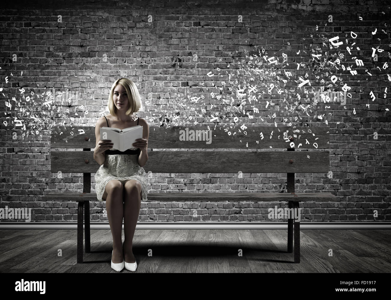 Junge hübsche Frau auf der Bank sitzen und Buch Stockfotografie - Alamy