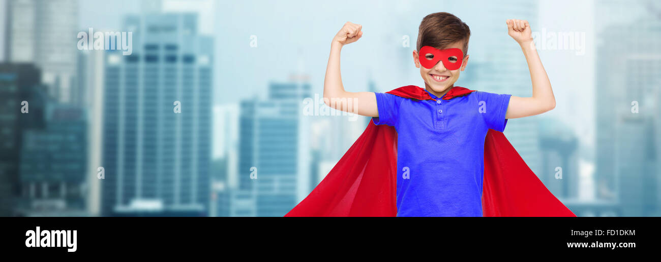 Junge im roten Superhelden Cape und Maske zeigt Fäuste Stockfotografie ...