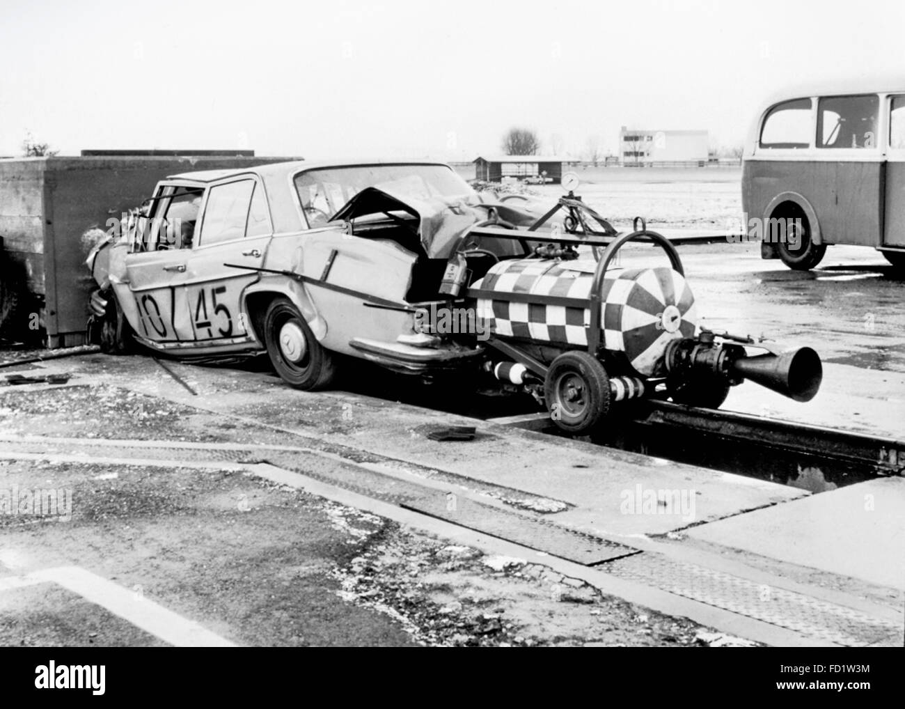 Mercedes-Benz W111 während Sicherheitstests an einen Rakete Schlitten ...