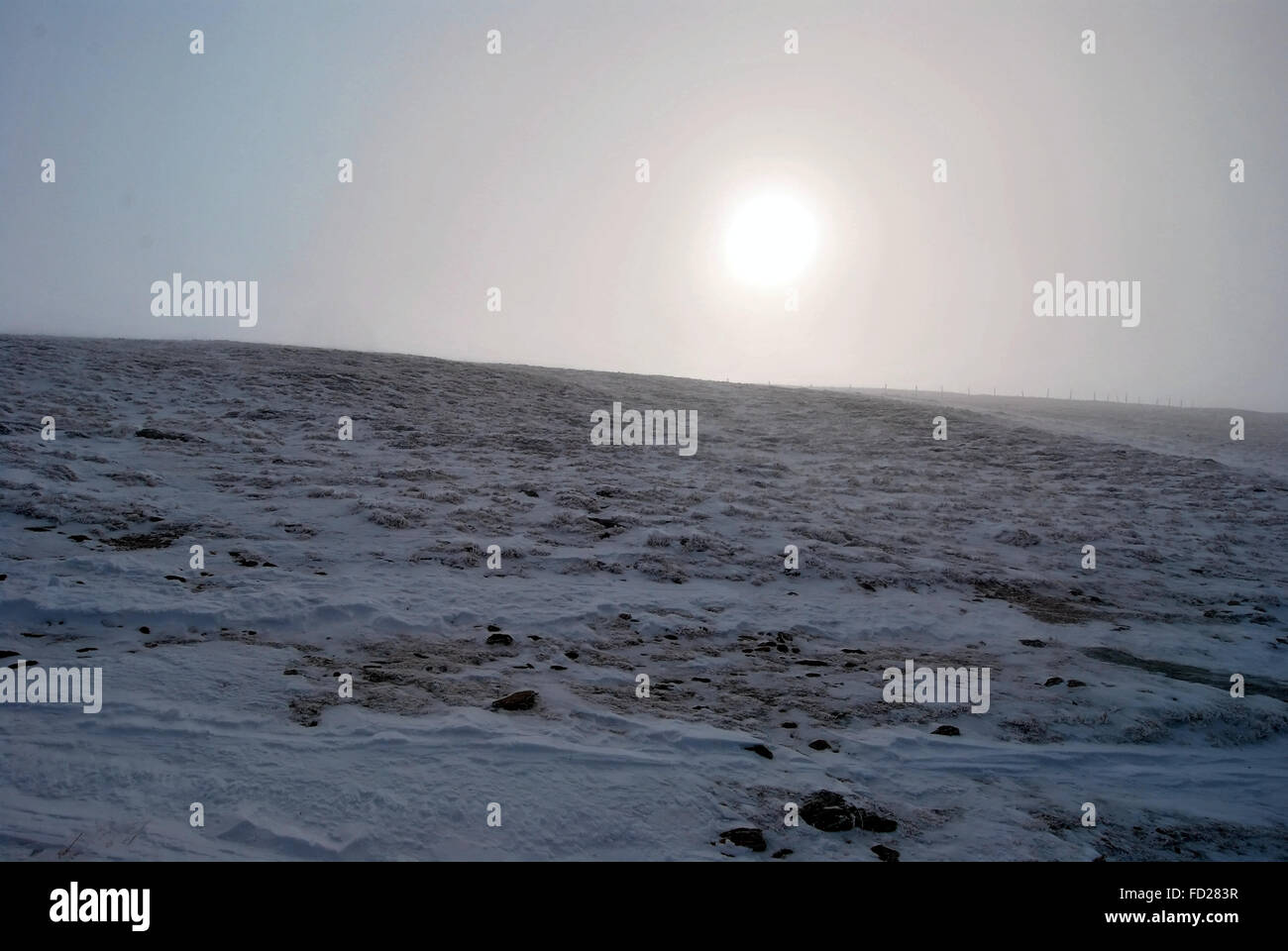 Sonne mit Wolken auf Winter windigen Stuhleck Peak im Fischbacher Alpen ...